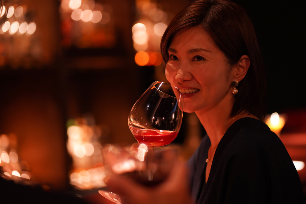 女性をサシ飲みに誘うには?方法や必勝テクニックを解説!│熟女動画を見るならソクヨム
